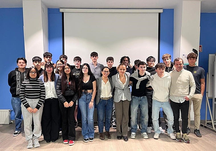 Los alumnos del instituto Caro Baroja presentan a la alcaldesa de Getxo las ideas con las que ...